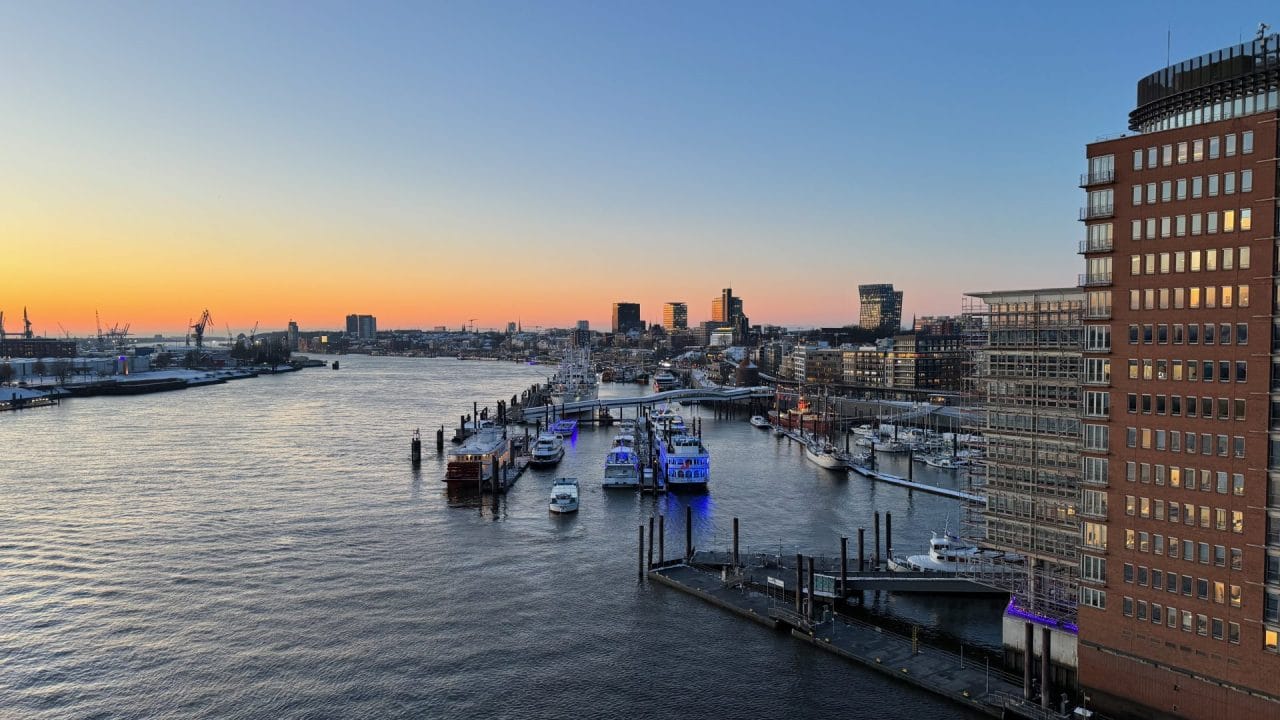 Visit Hamburg on foot or by bike - Travels of a life