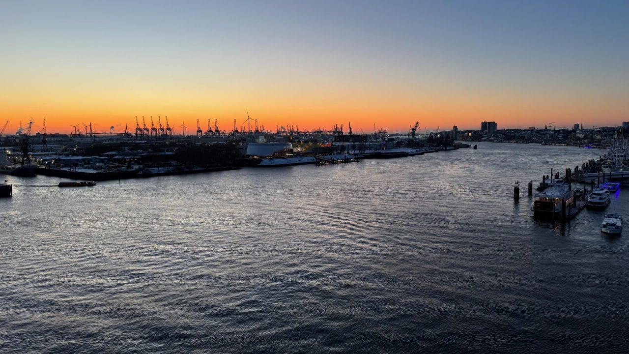 Visit Hamburg on foot or by bike - Travels of a life